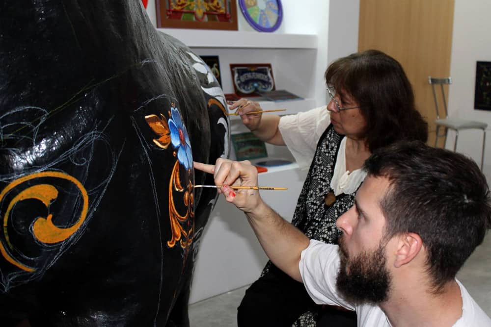 “En el fileteado se usan colores estridentes porque la pintura emana ...